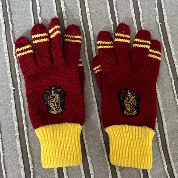 Warner Bros. | Accessories | Harry Potter Gryffindor Knit Logo Gloves ...